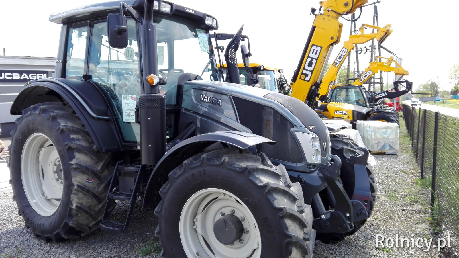 Valtra N113 HiTech 5 - dane techniczne, cena, opinie, zdjęcia, forum, spalanie - Rolnicy.pl